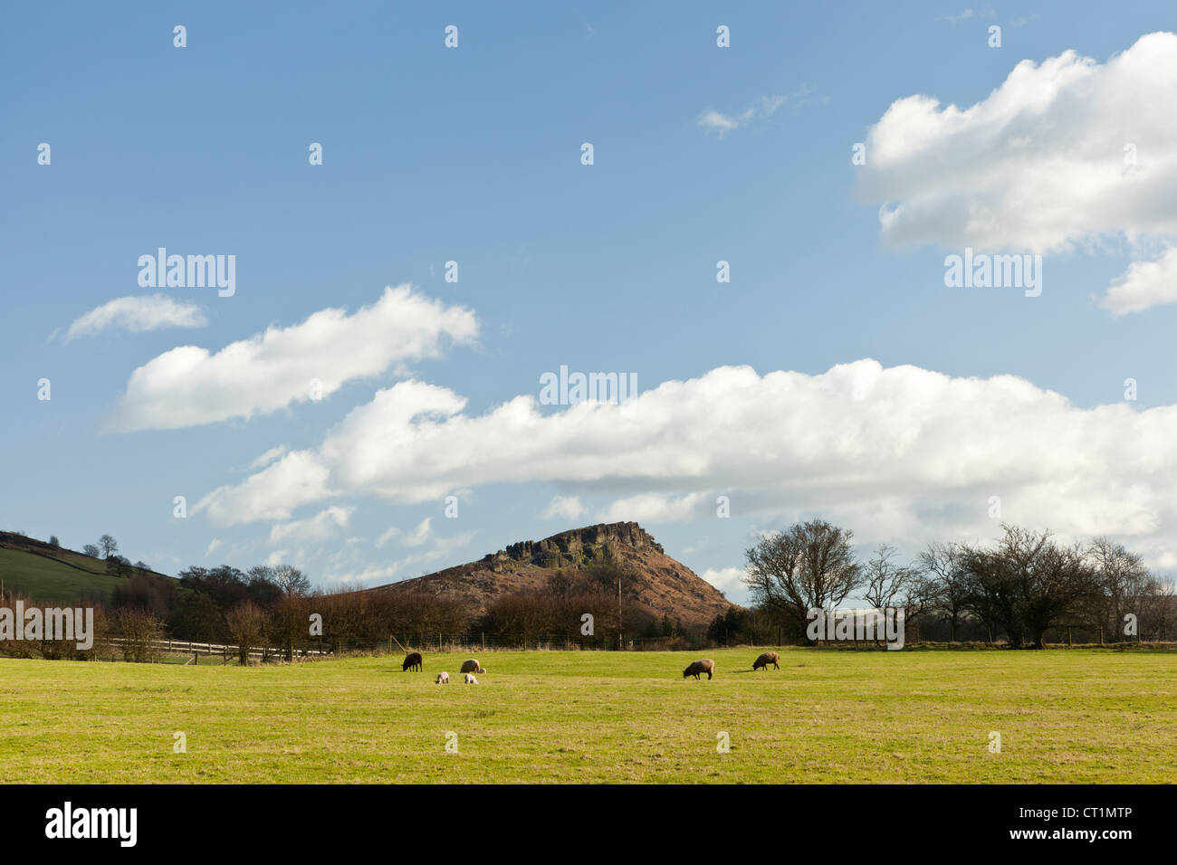 A view of Hen Cloud, grit stone rock ridge, Peak District ...