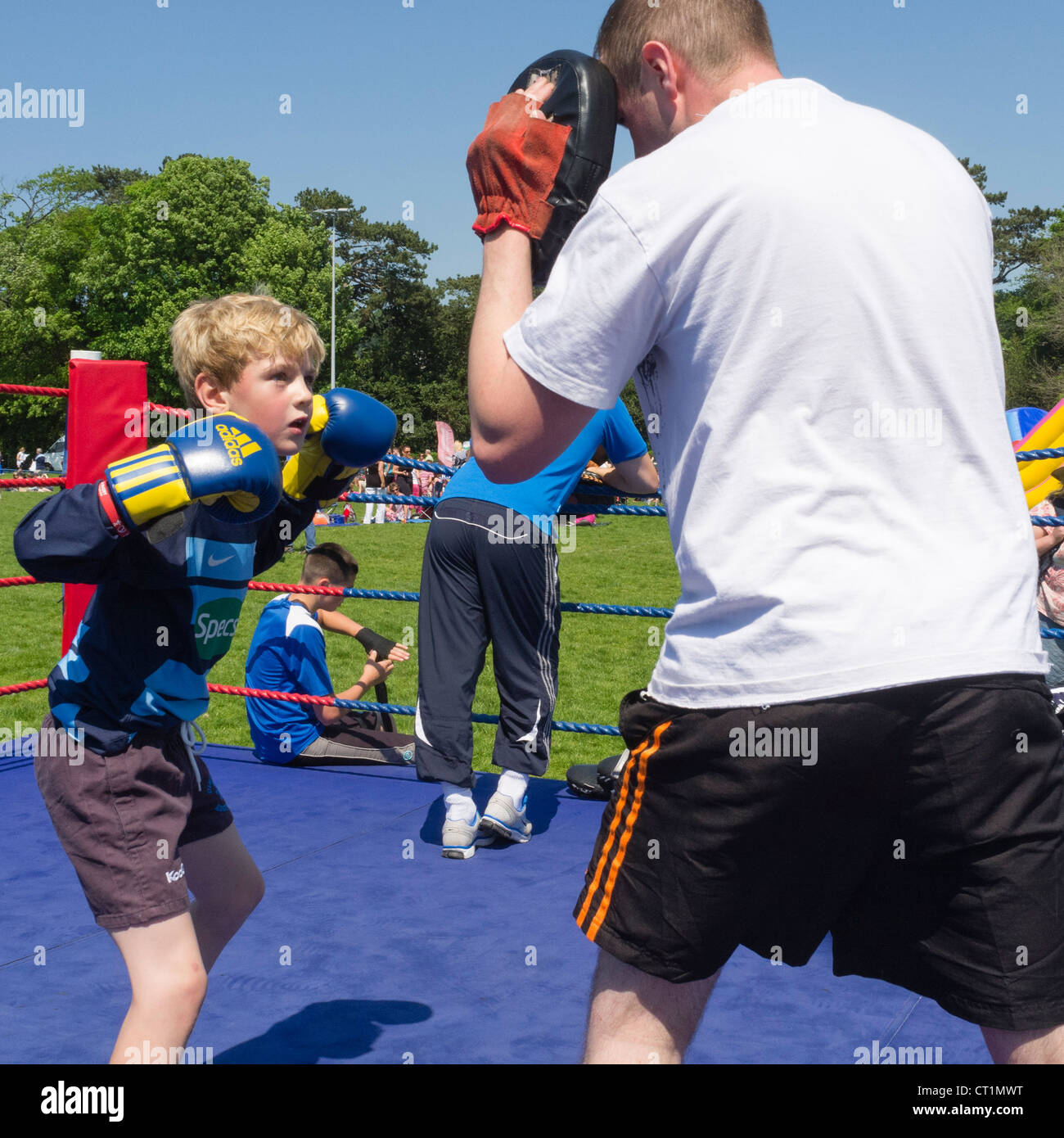 a young boy sparring boxing boxer lesson training uk Stock Photo - Alamy