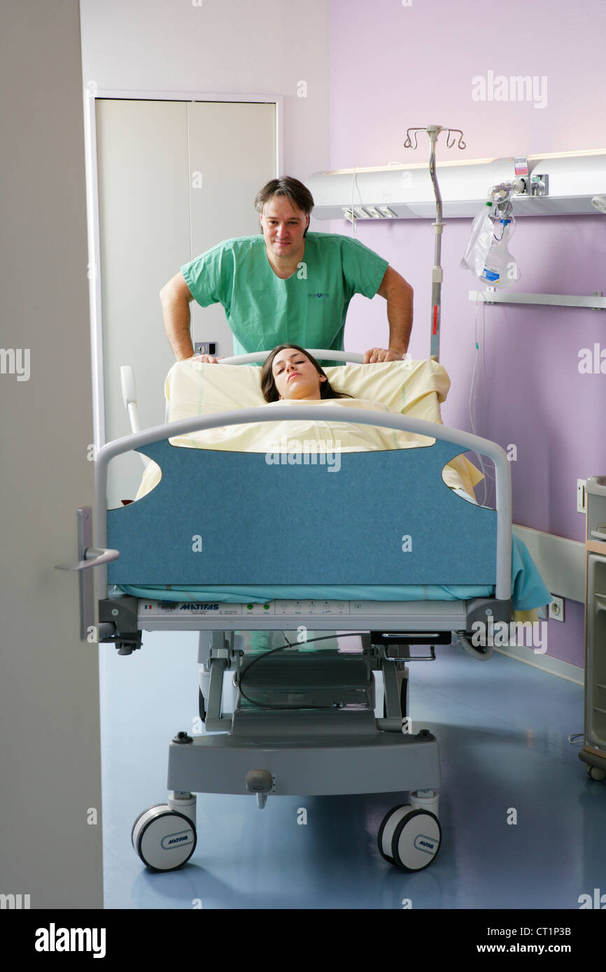 WOMAN HOSPITAL PATIENT W. NURSE Stock Photo - Alamy
