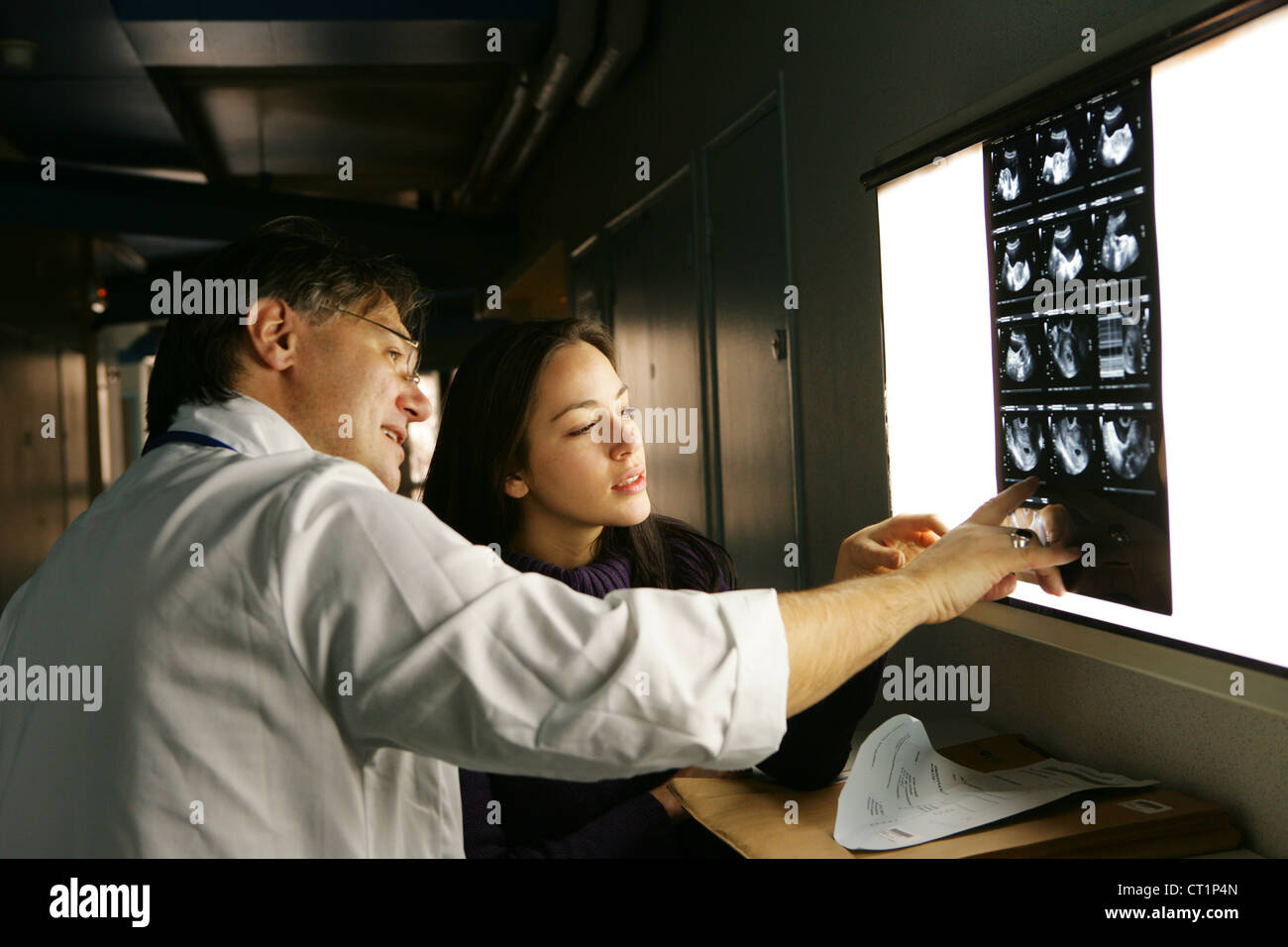 Doctor patient communication hospital hi-res stock photography and ...