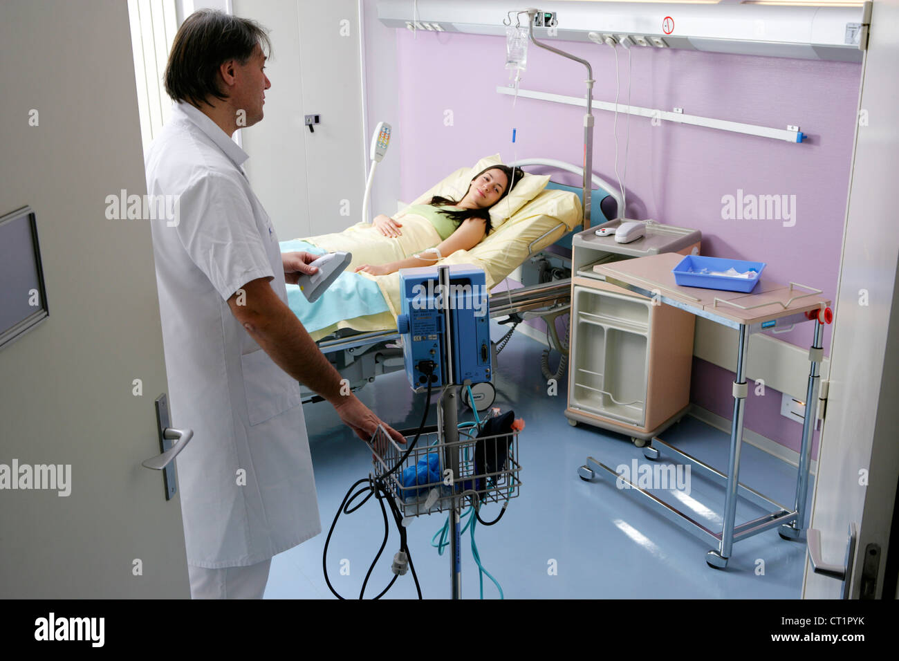 WOMAN HOSPITAL PATIENT W. NURSE Stock Photo - Alamy