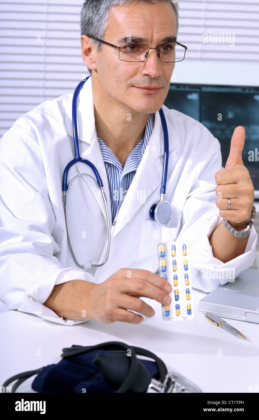 Old patients with doctor dementia hi-res stock photography and images ...