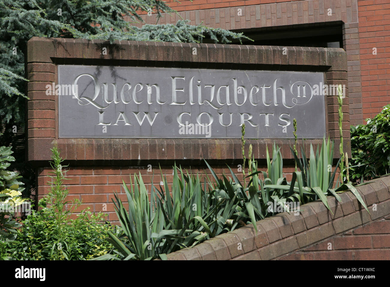 Queen elizabeth II law court - birmingham crown court uk Stock Photo ...