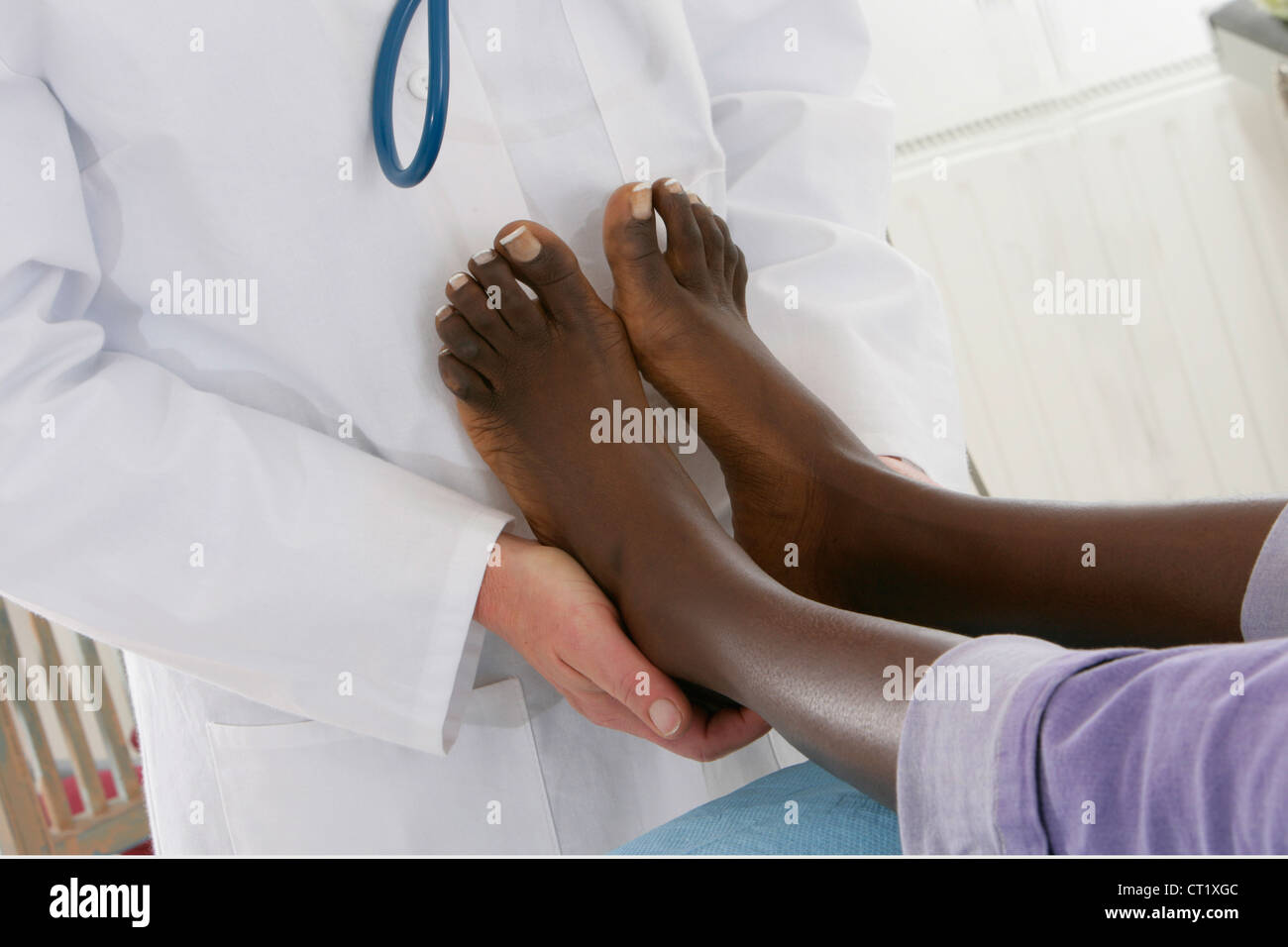 Physical doctor consulting patient knee hi-res stock photography and ...