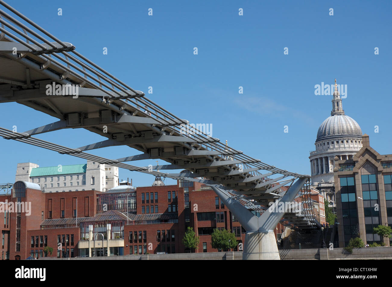 Norman Foster Millennium Bridge across the Thames in London, UK Stock ...