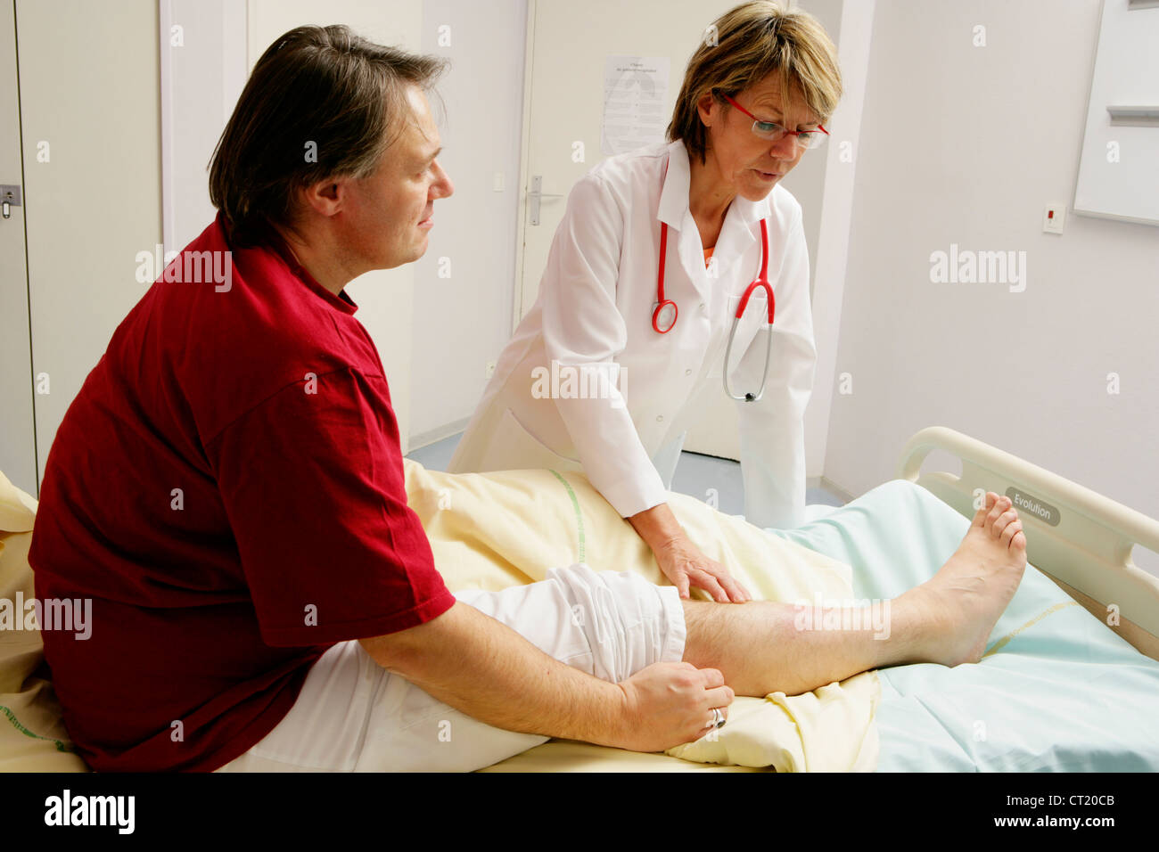 MAN HOSPITAL PATIENT W. DOCTOR Stock Photo - Alamy