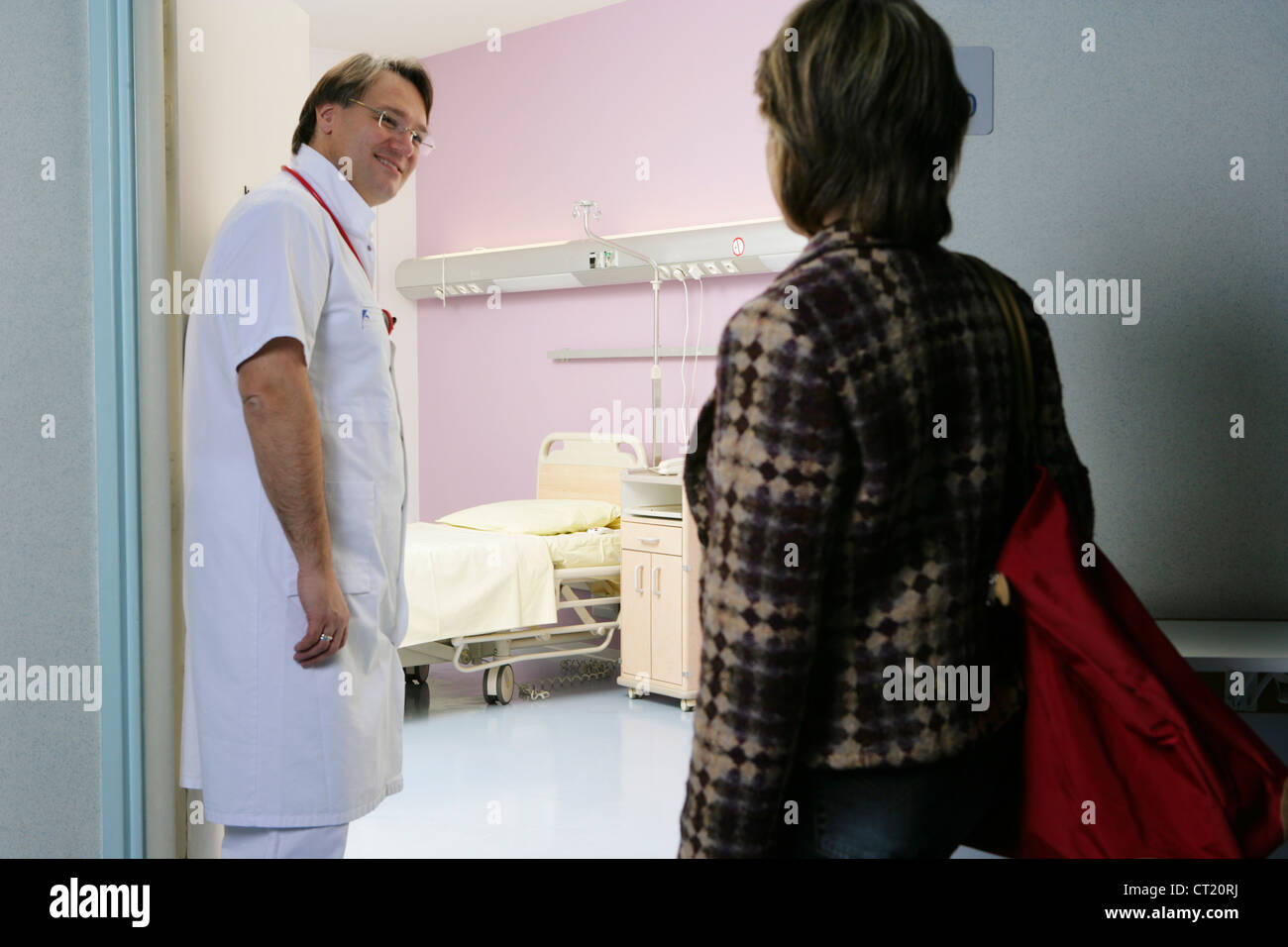 Hospital admission, elderly patient hi-res stock photography and images ...