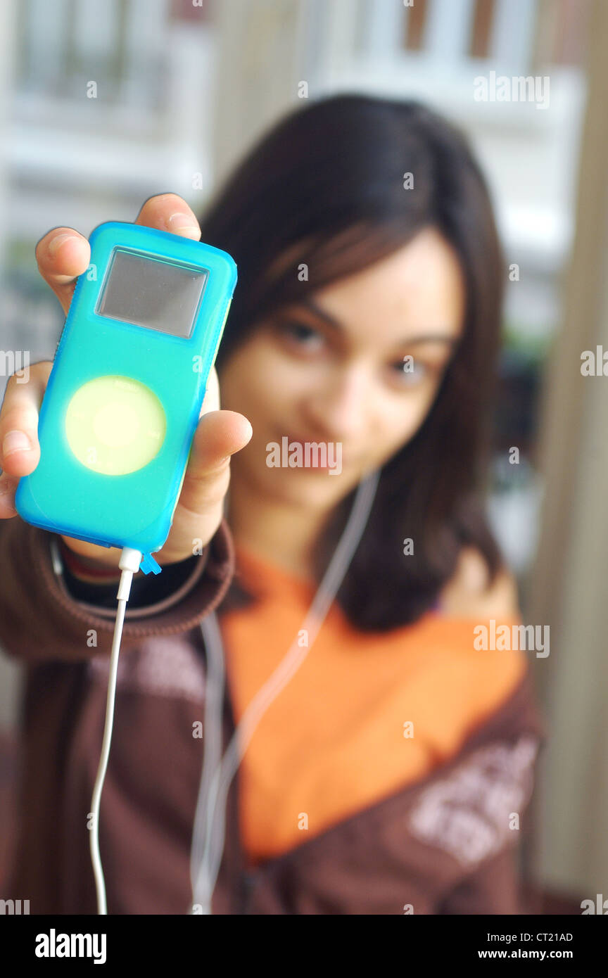 Teens listening to music walkman hi-res stock photography and images ...