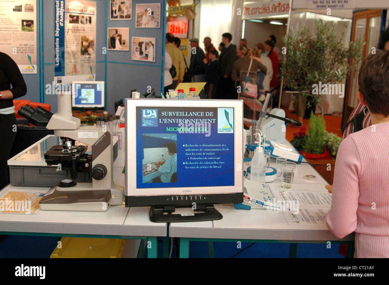 Data analysis control room hi-res stock photography and images - Alamy