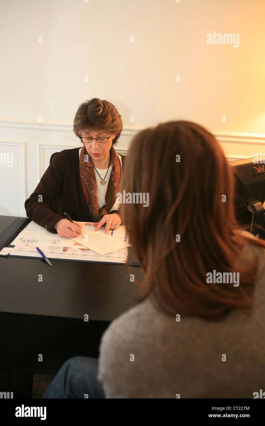 WOMAN IN CONSULTATION, DIALOGUE Stock Photo - Alamy