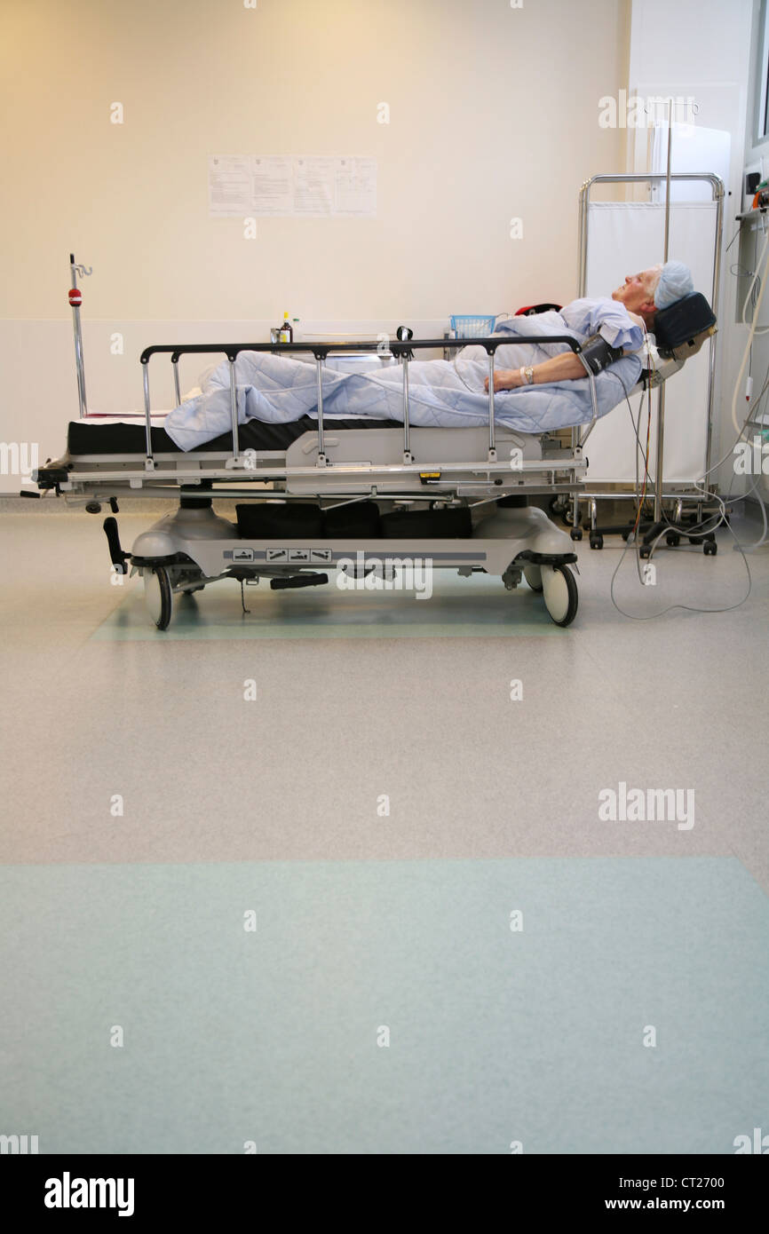 Hospital observation senior hi-res stock photography and images - Alamy