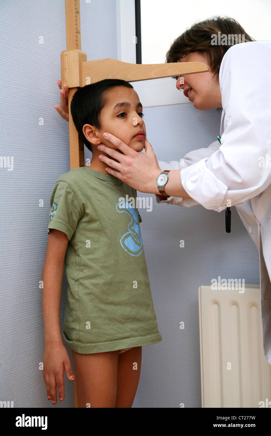 MEASURING HEIGHT IN A CHILD Stock Photo - Alamy