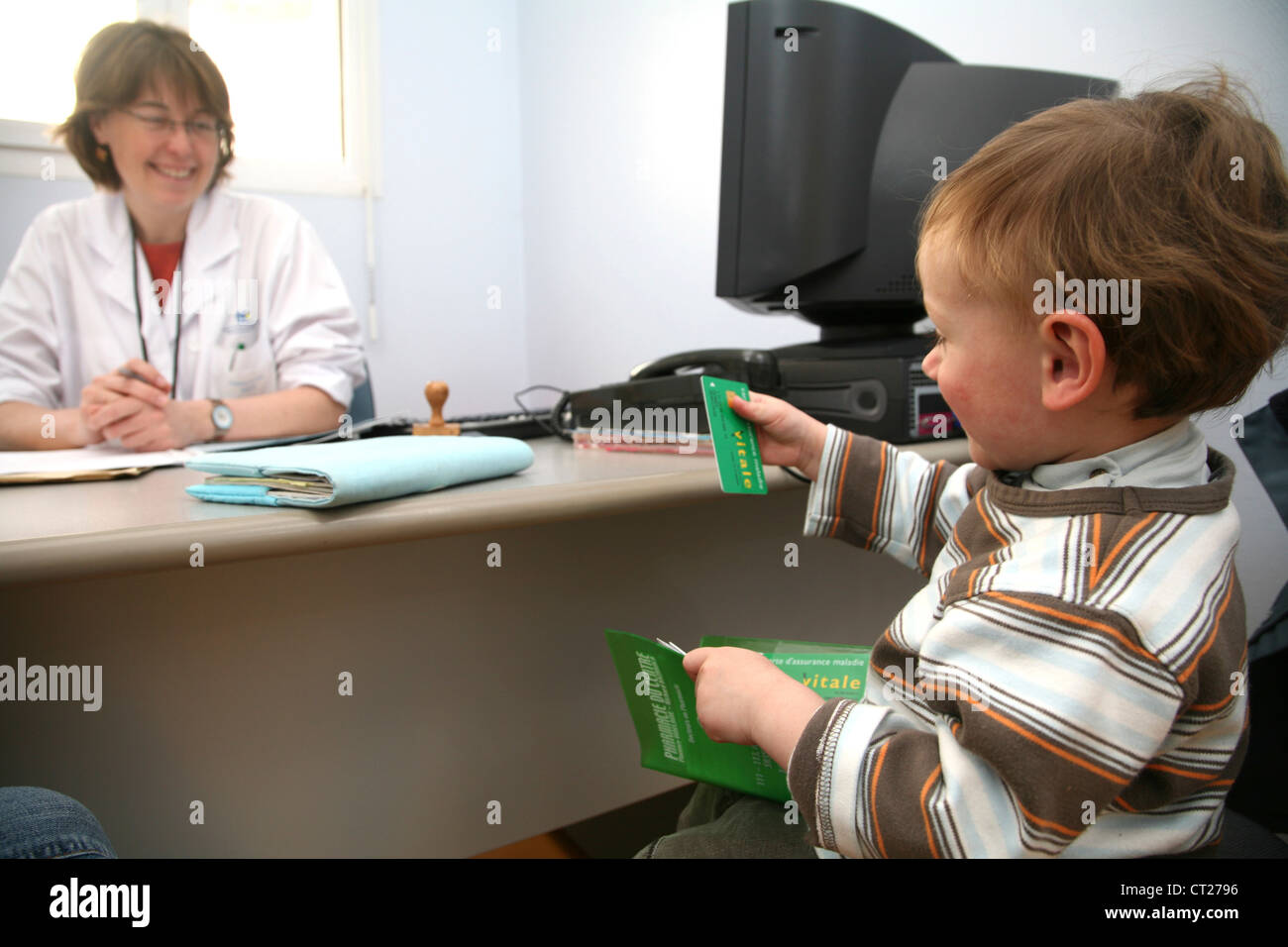 CHILD AT HOSPITAL CONSULTATION Stock Photo - Alamy