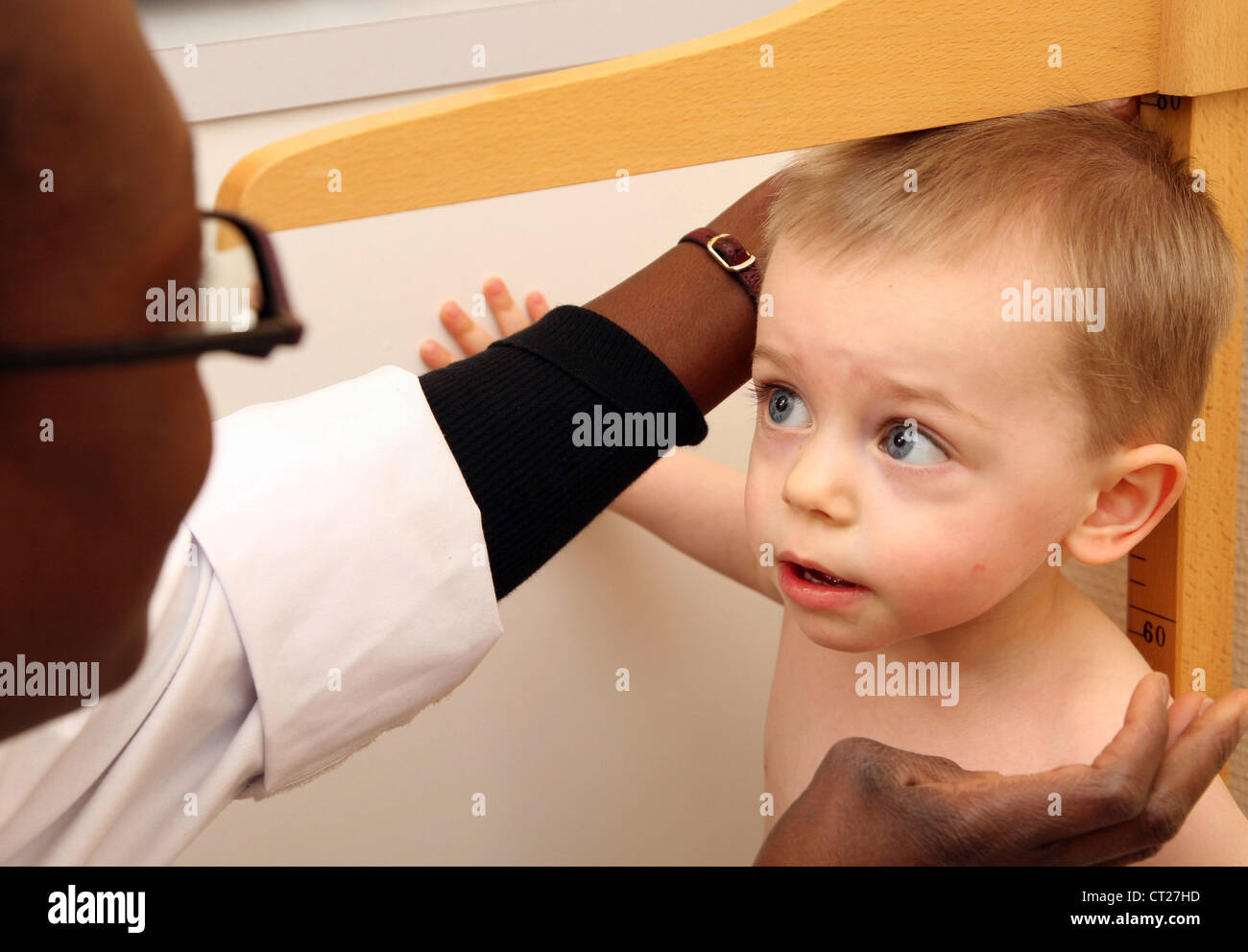 MEASURING HEIGHT IN A CHILD Stock Photo - Alamy