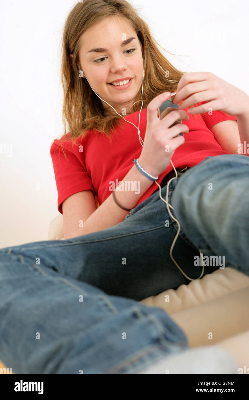 Teens listening to music walkman hi-res stock photography and images ...
