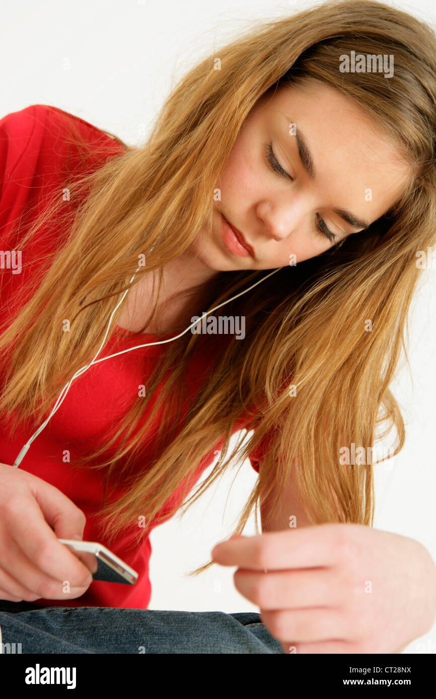 Teens listening to music walkman hi-res stock photography and images ...