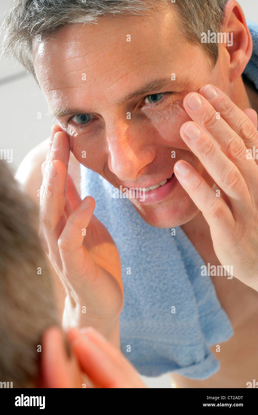 Older man mirror aging hi-res stock photography and images - Alamy