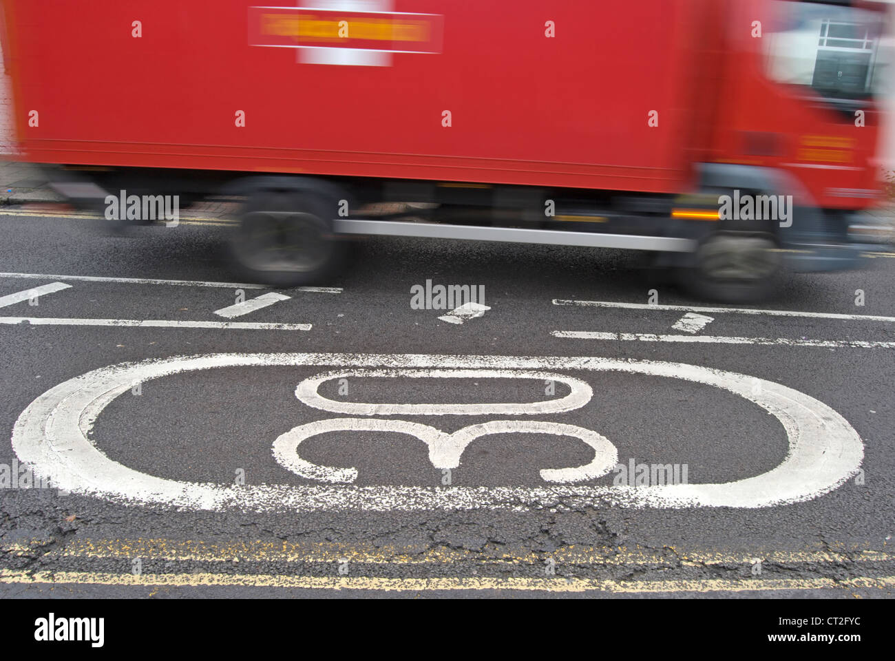 30mph road marking hi-res stock photography and images - Alamy