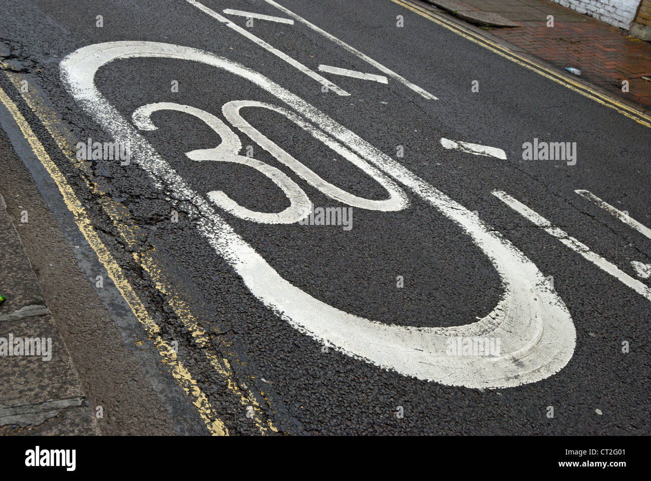 30mph road marking hi-res stock photography and images - Alamy