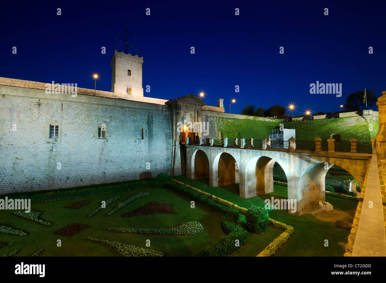 Night entrance castle hi-res stock photography and images - Alamy