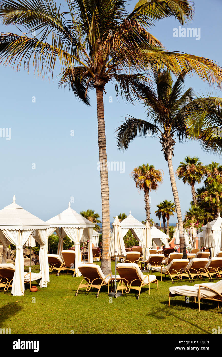 Sunbeds sunbathing hi-res stock photography and images - Alamy