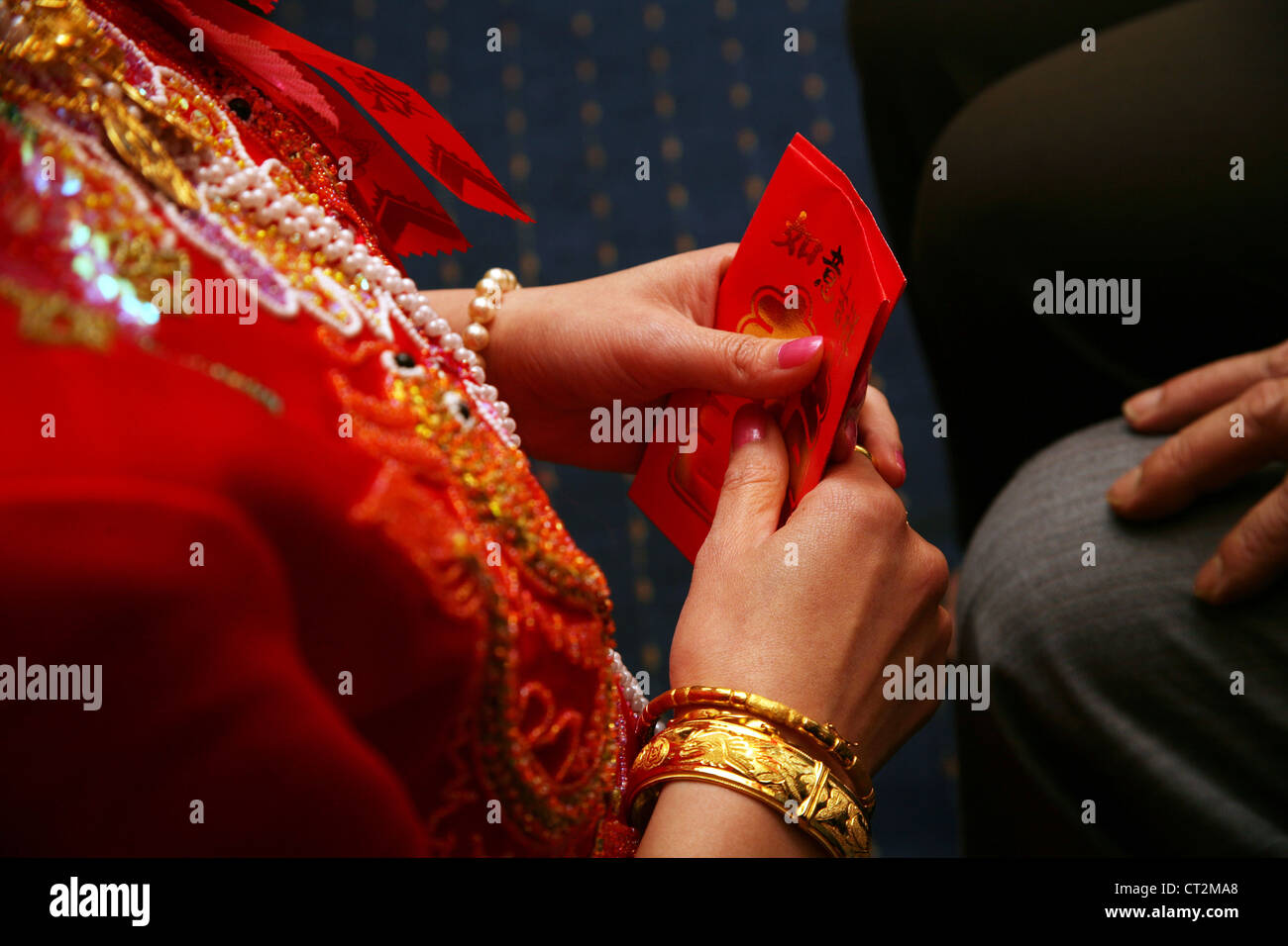 Chinese bride red envelope hi-res stock photography and images - Alamy