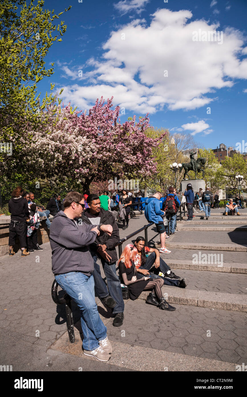 Crowds at Union Square and George Washington Statue at 14th street, NYC ...