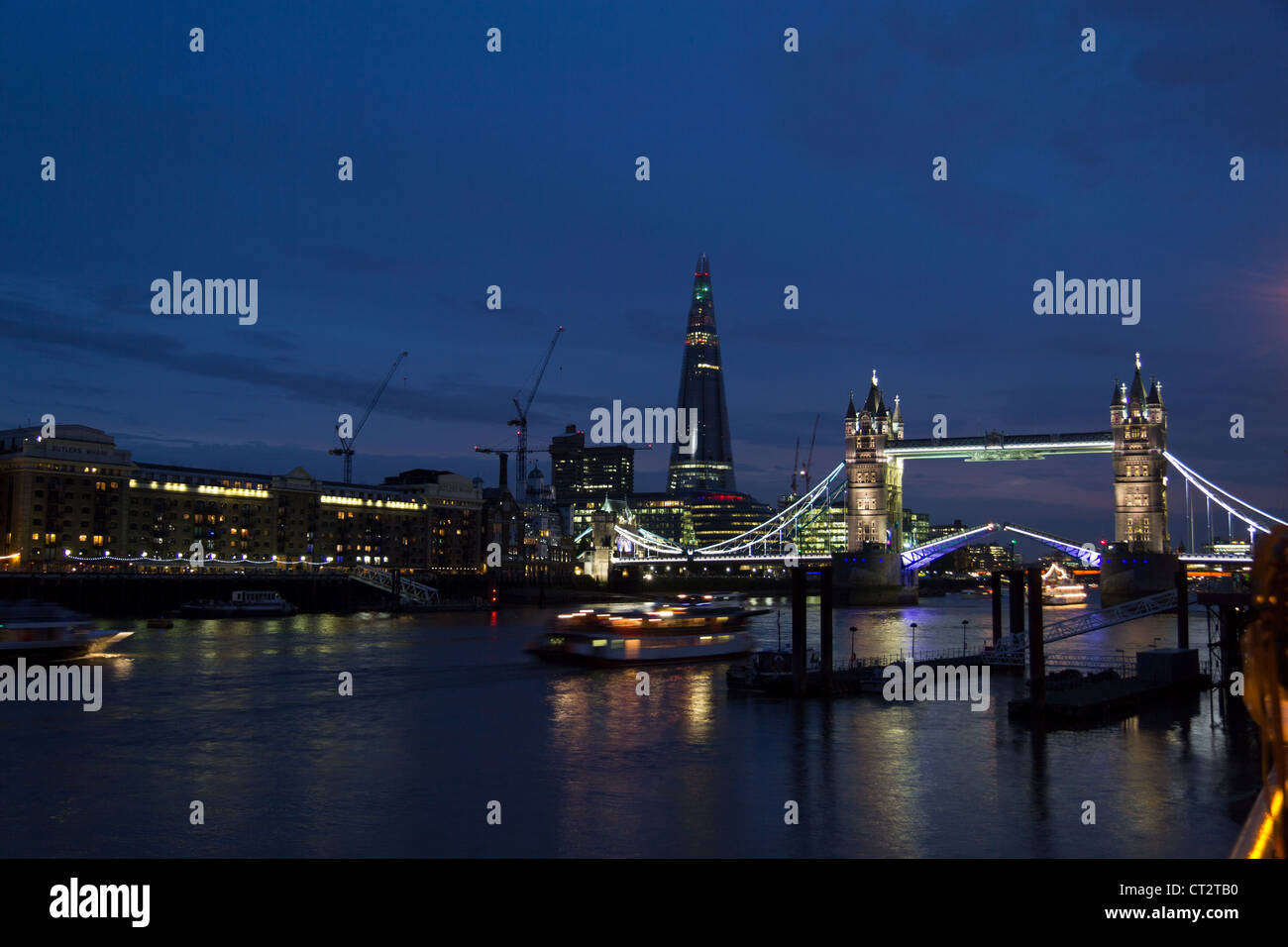 Boats pass through tower bridge hi-res stock photography and images - Alamy