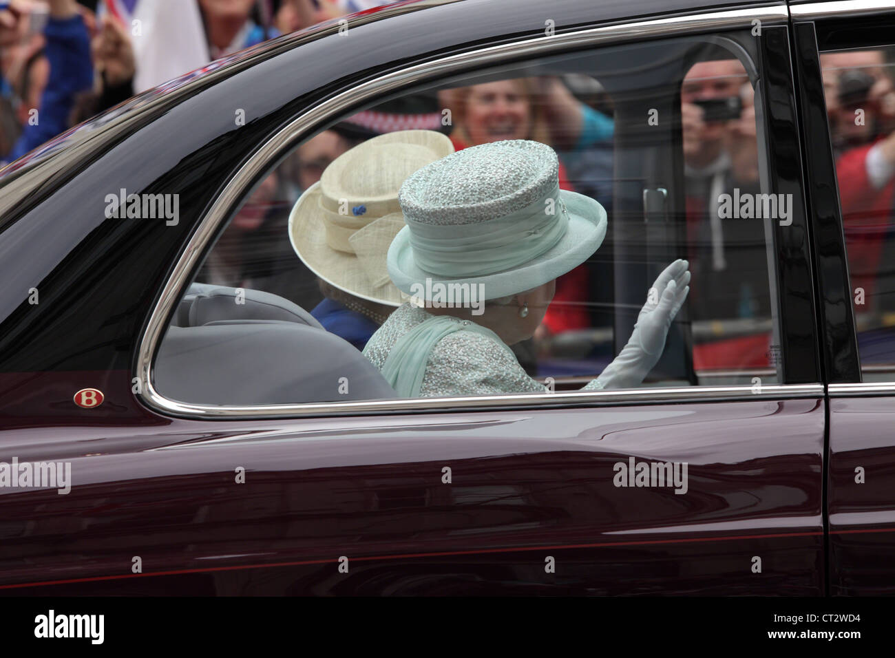 The queen waving hi-res stock photography and images - Alamy