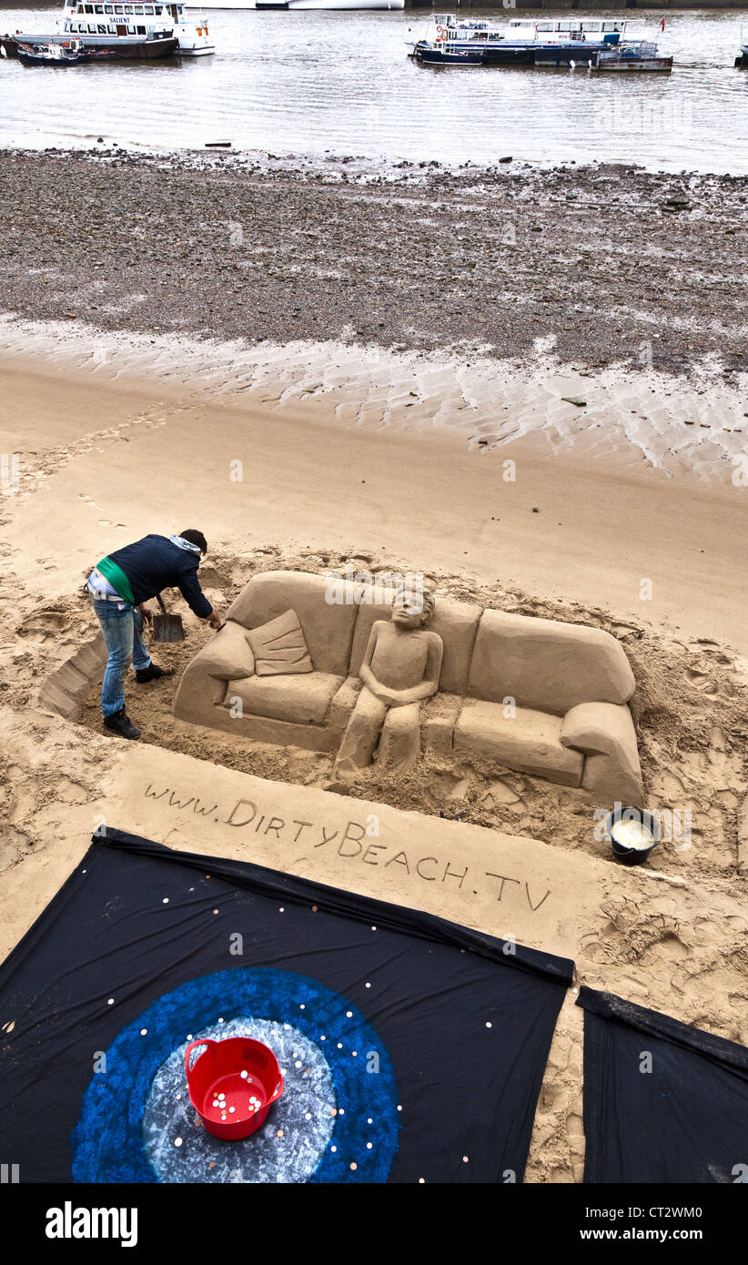Sculpturing in the sand hi-res stock photography and images - Alamy