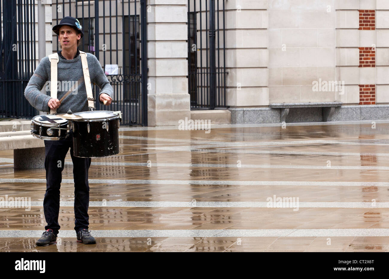 Drummer in the rain hi-res stock photography and images - Alamy