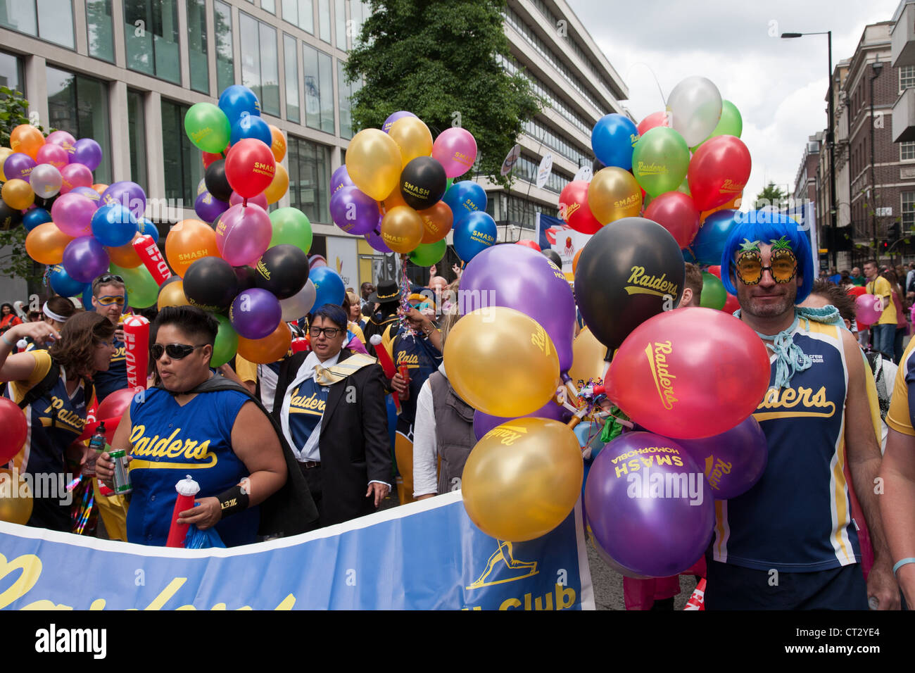 Celebrate in trafalgar square hi-res stock photography and images - Alamy