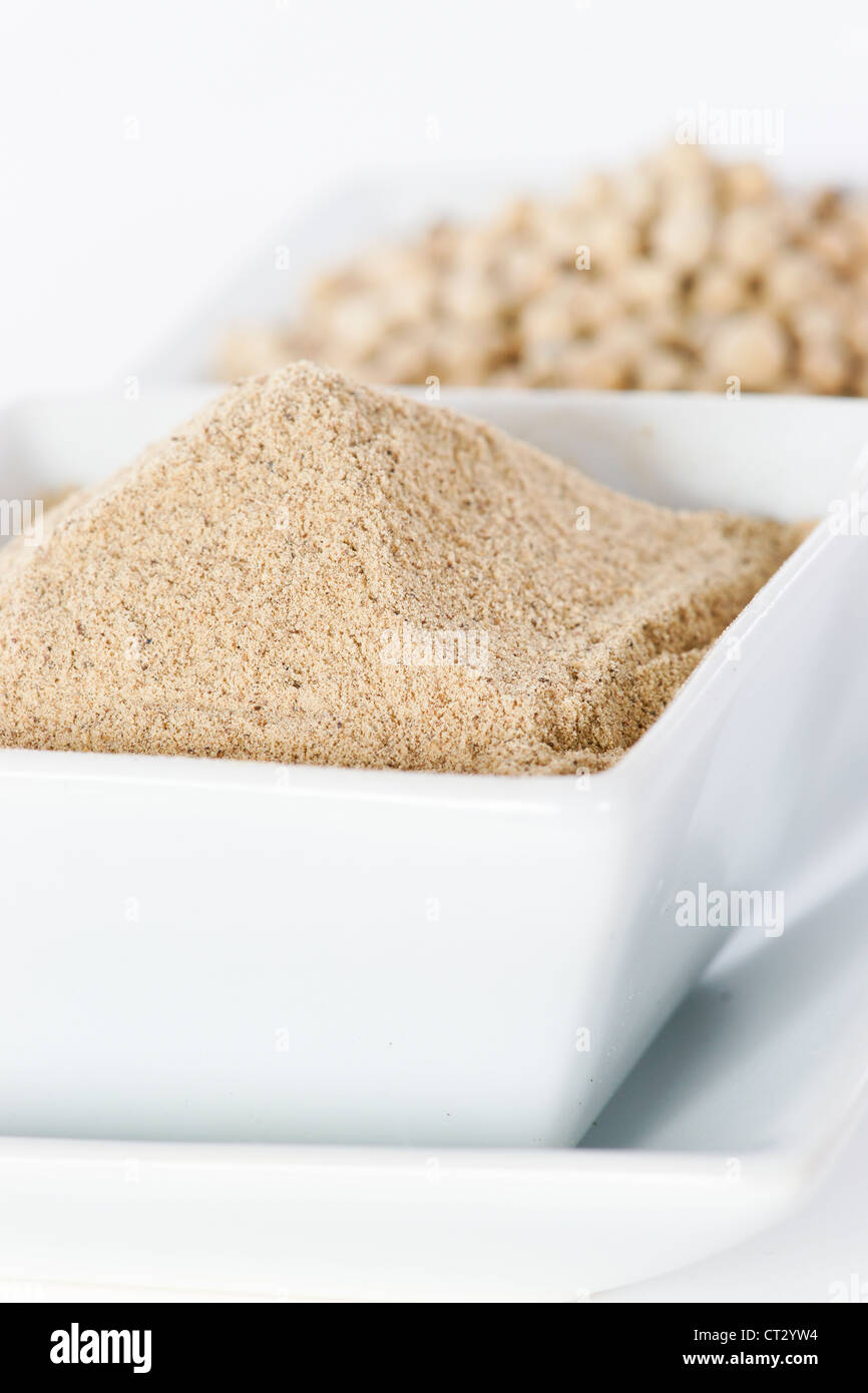 White pepper grain and powder on ceramic bowl Stock Photo - Alamy