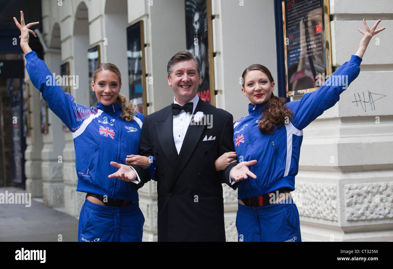 Robin Cousins poses with Jemma Randall and Olivia Federici from Team GB ...