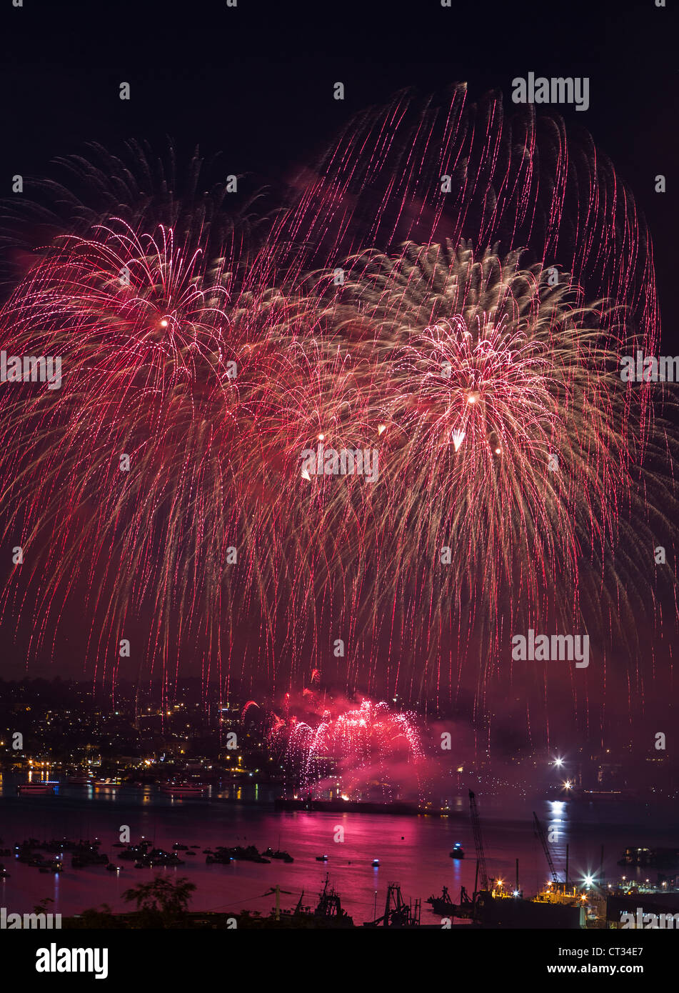 Gold fireworks hi-res stock photography and images - Alamy