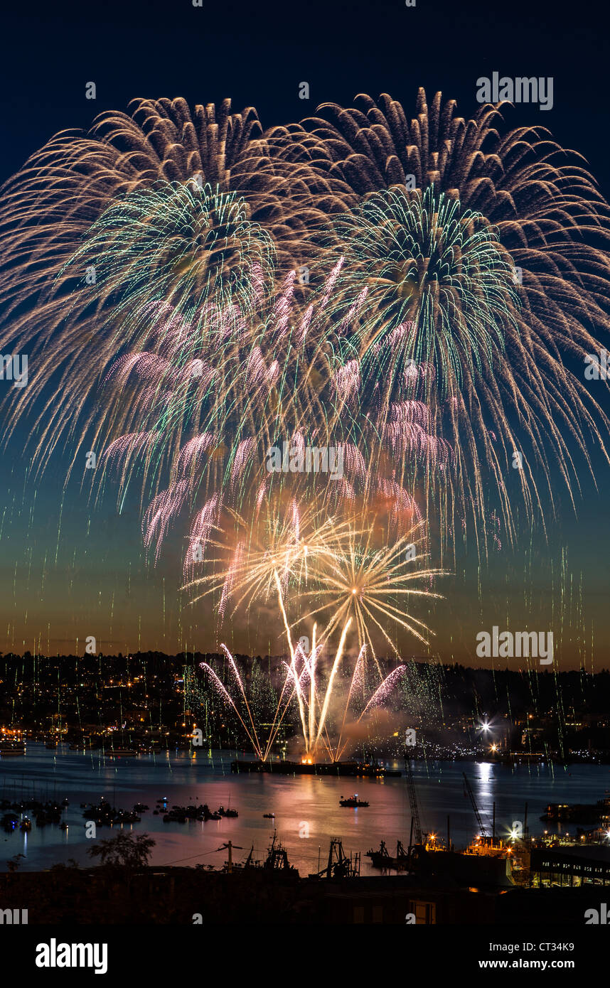 Fireworks barge explosion on lake hi-res stock photography and images ...