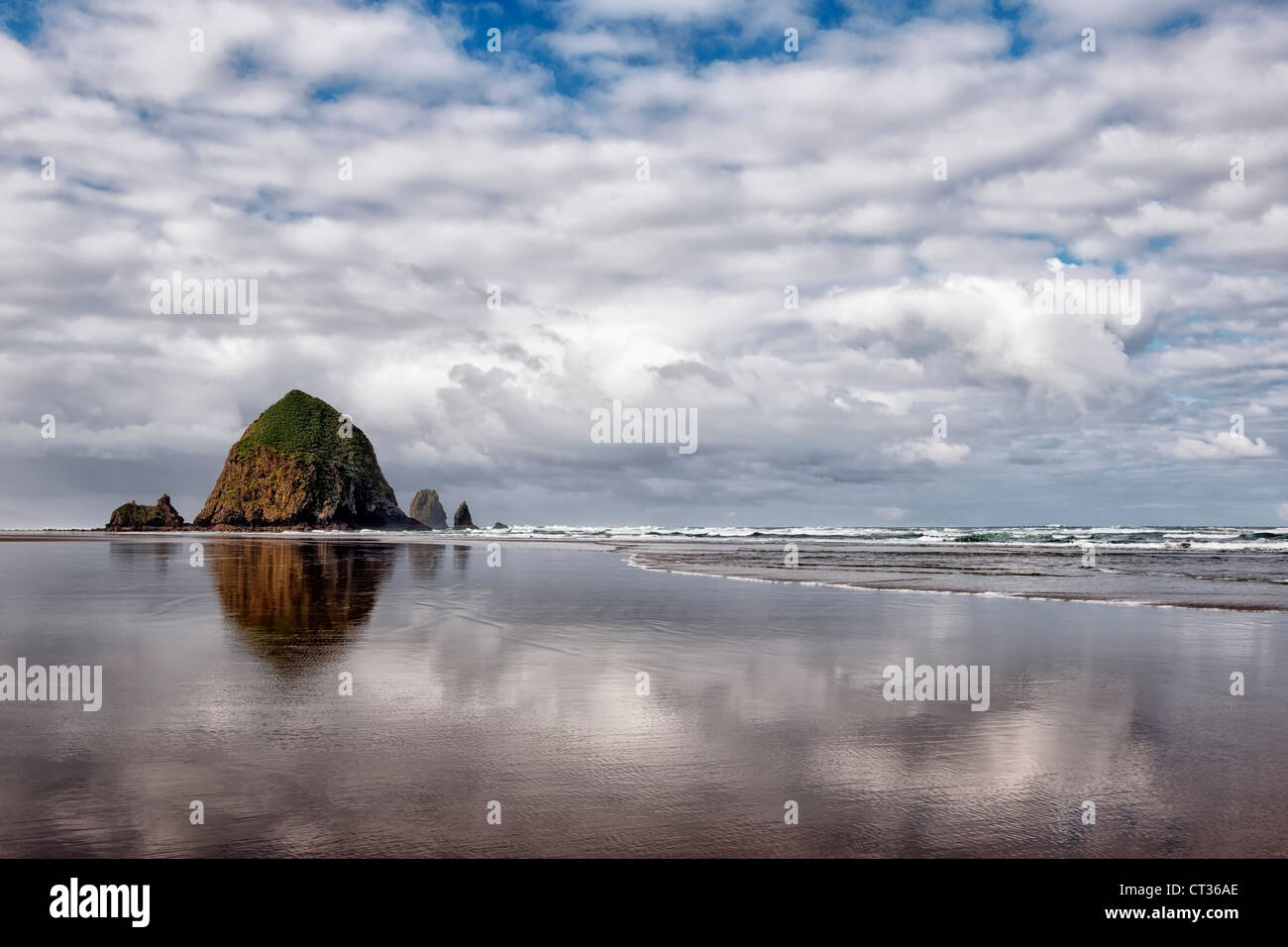 Cannon beach haystack rock hi-res stock photography and images - Alamy