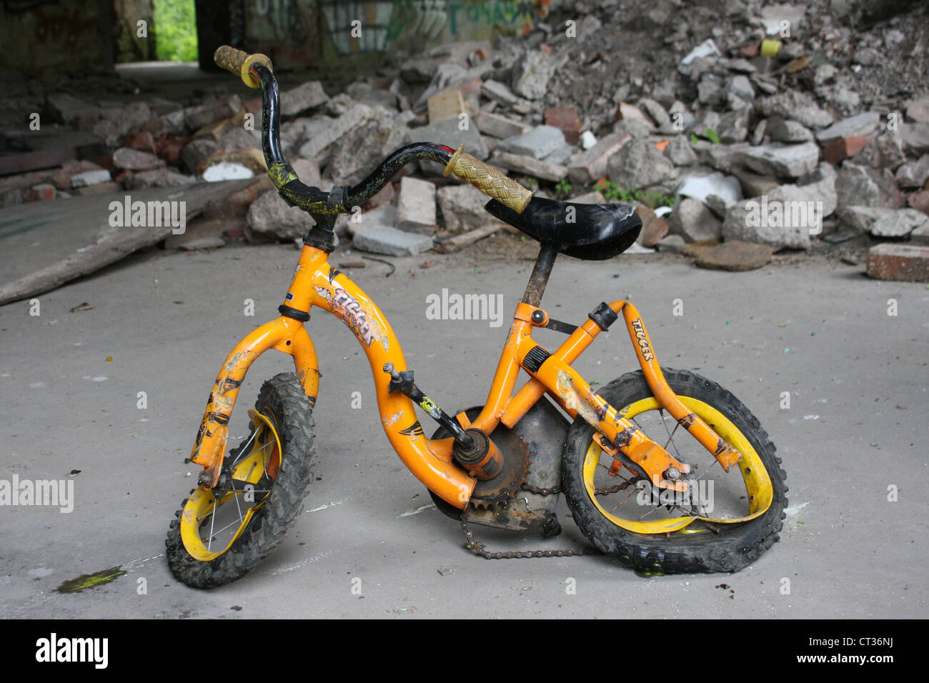 Broken bike hi-res stock photography and images - Alamy