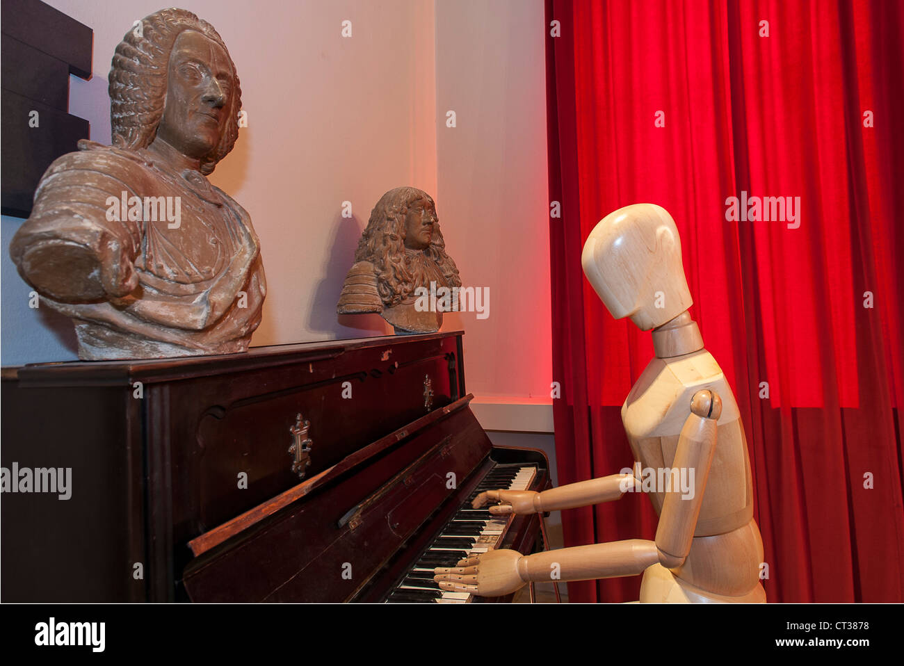 Mannequin playing the pian hi-res stock photography and images - Alamy