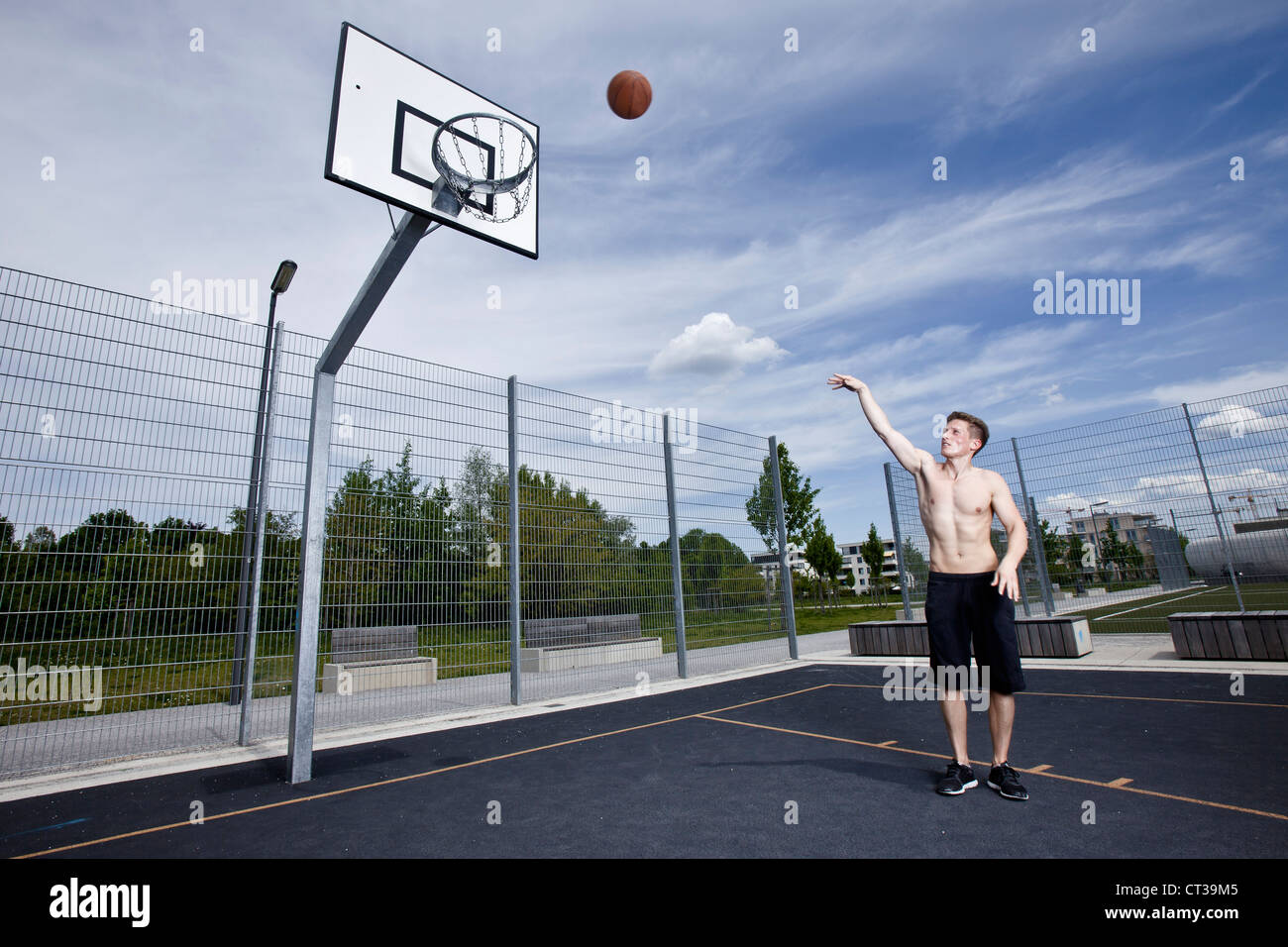 Man playing basketball on urban court Stock Photo - Alamy