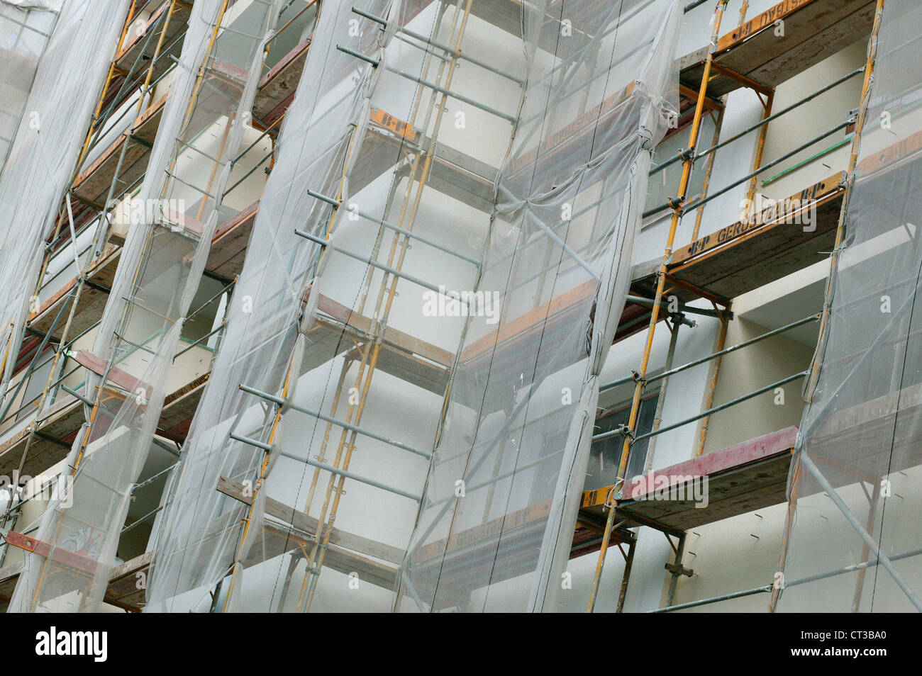 Staging on a redeveloped residential buildings Stock Photo - Alamy