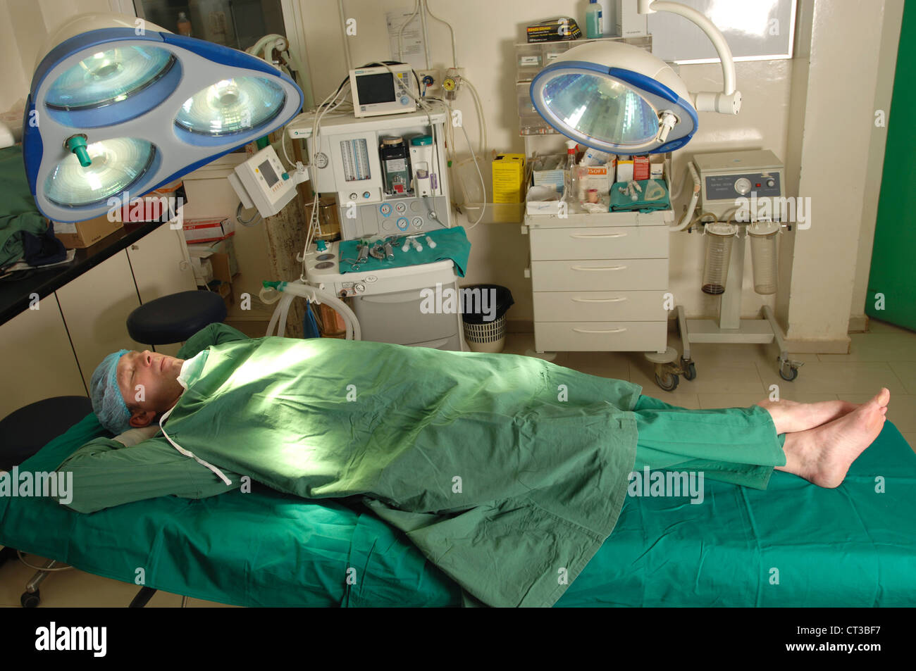 Operating table lights hi-res stock photography and images - Alamy
