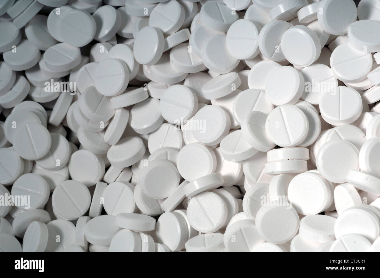A large assortment of white tablets Stock Photo - Alamy