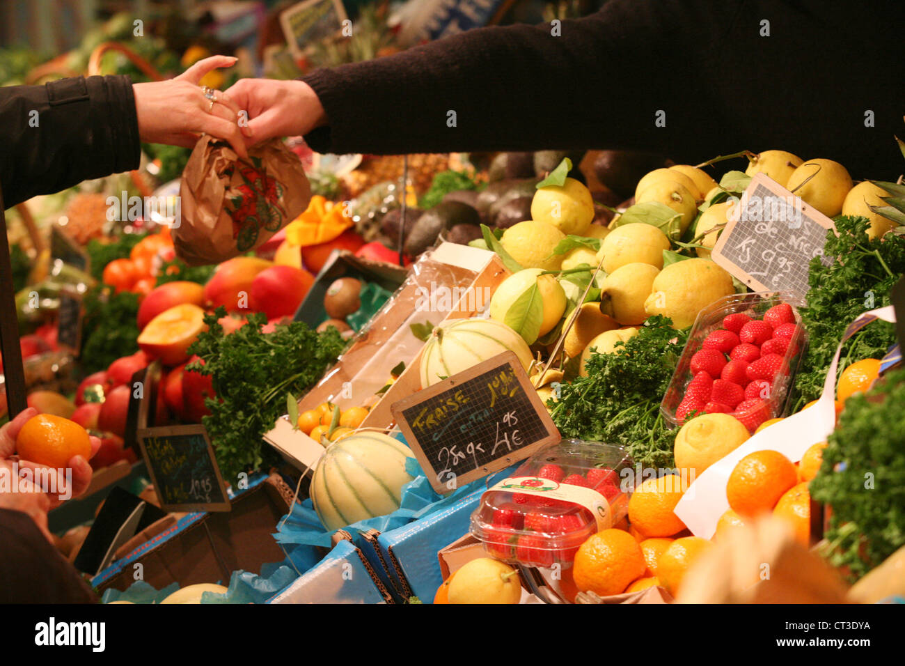 Market shopkeepers hi-res stock photography and images - Alamy