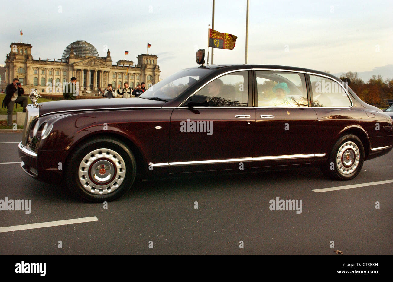 Queen Elizabeth II in London, Bentley before the Diet Stock Photo - Alamy