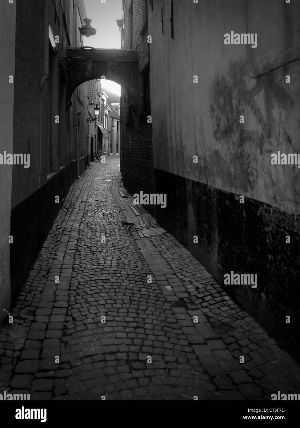 Dark city alley hi-res stock photography and images - Alamy