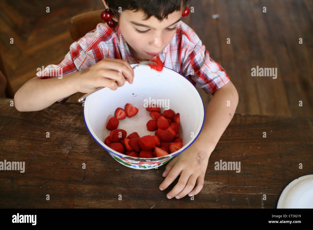 CHILD EATING FRUIT Stock Photo - Alamy