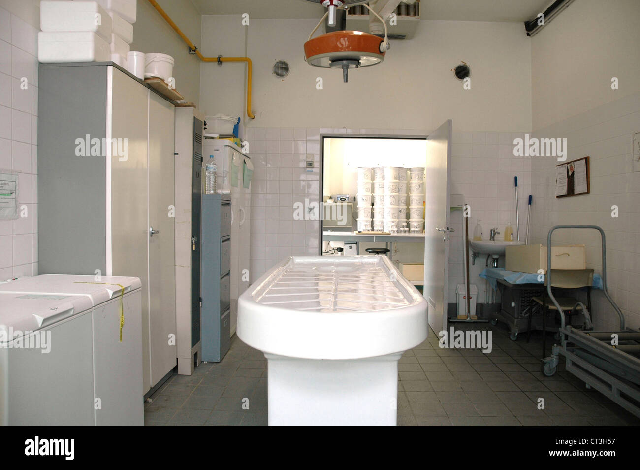 Autopsy tables hi-res stock photography and images - Alamy