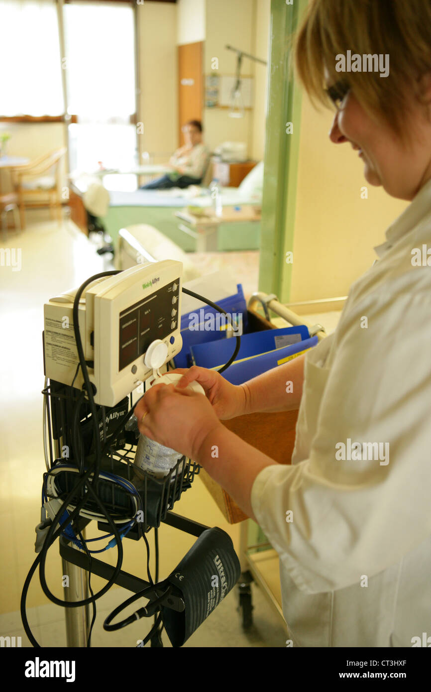 NURSE WITH EQUIPMENT Stock Photo - Alamy