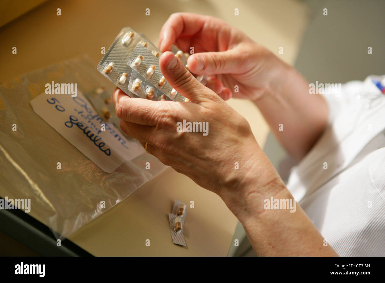 NURSE DISPENSING DRUGS Stock Photo - Alamy
